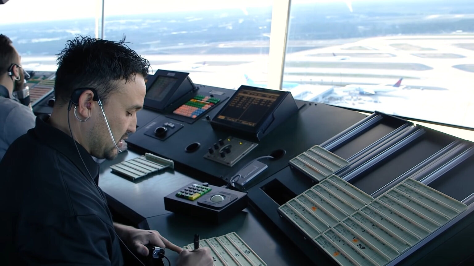How Do Pilots Know When To Descend? Technology Behind It